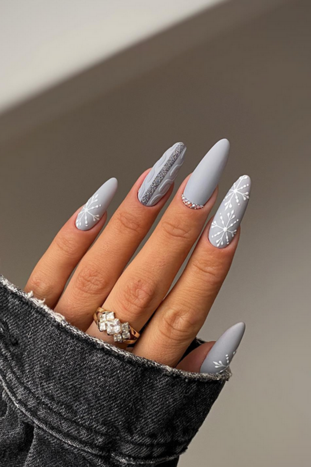50+ Snowflake nails for a magical winter nail look - The Beauty Pursuit